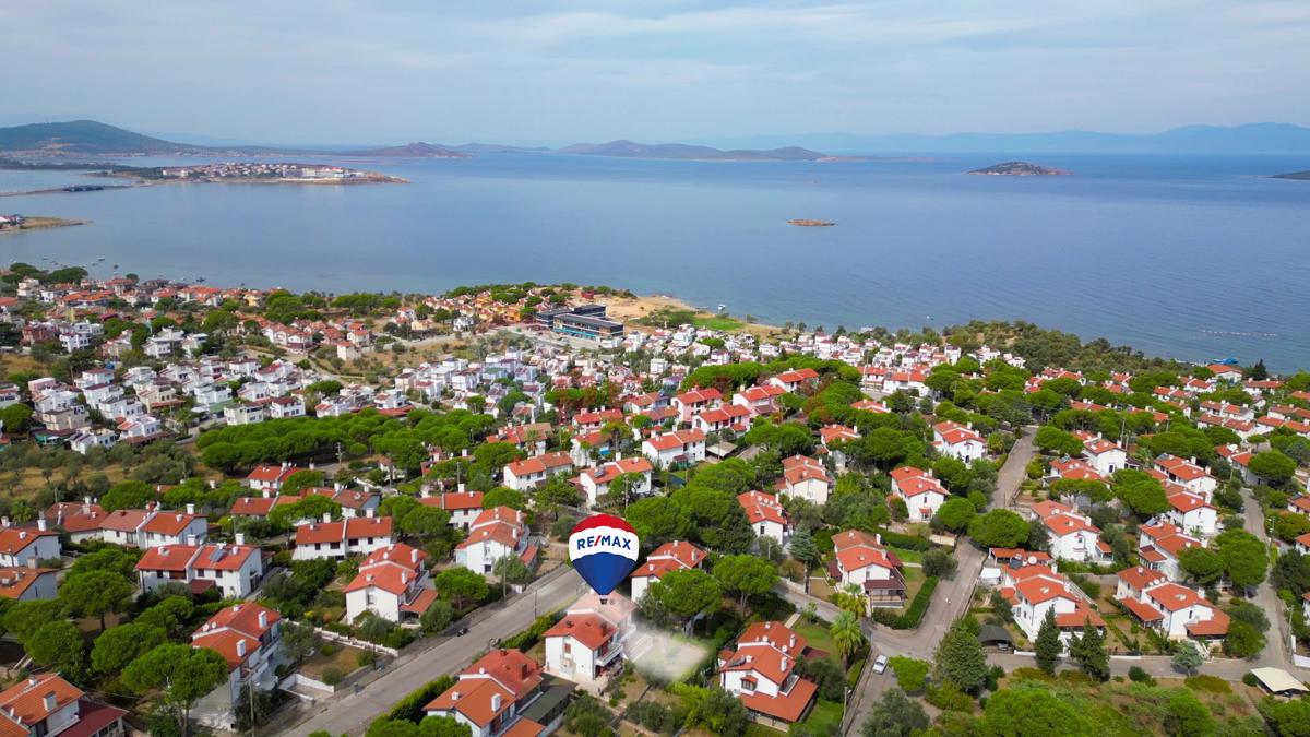 AYVALIK ŞIRINKENT SITESINDE DENIZ MANZARALI SATILIK VILLA