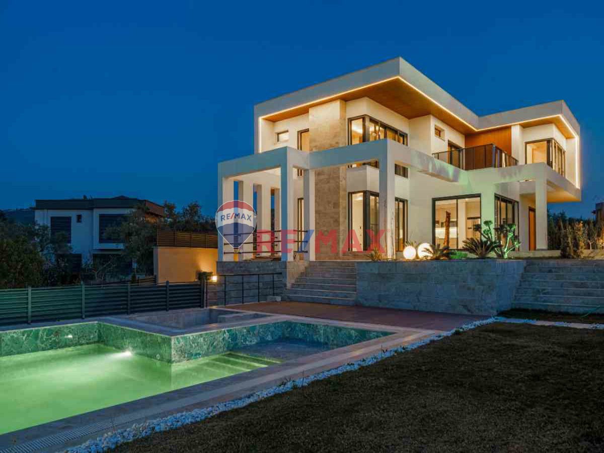 KUŞADASINDA KARAOVADA ASANSÖRLÜ DENİZ MANZARALI MALİKANE