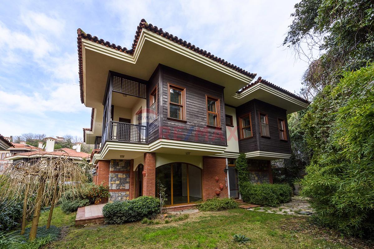 ÇENGELKÖY KONAKLARI'NDA, 330 M2, 6+2, GENİŞ BAHÇELİ VİLLA...