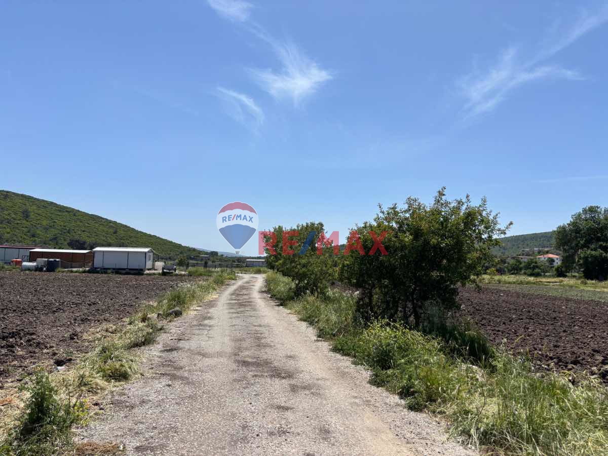 KADIOVACIK'DA TEK TAPU 328 M2 TARLA