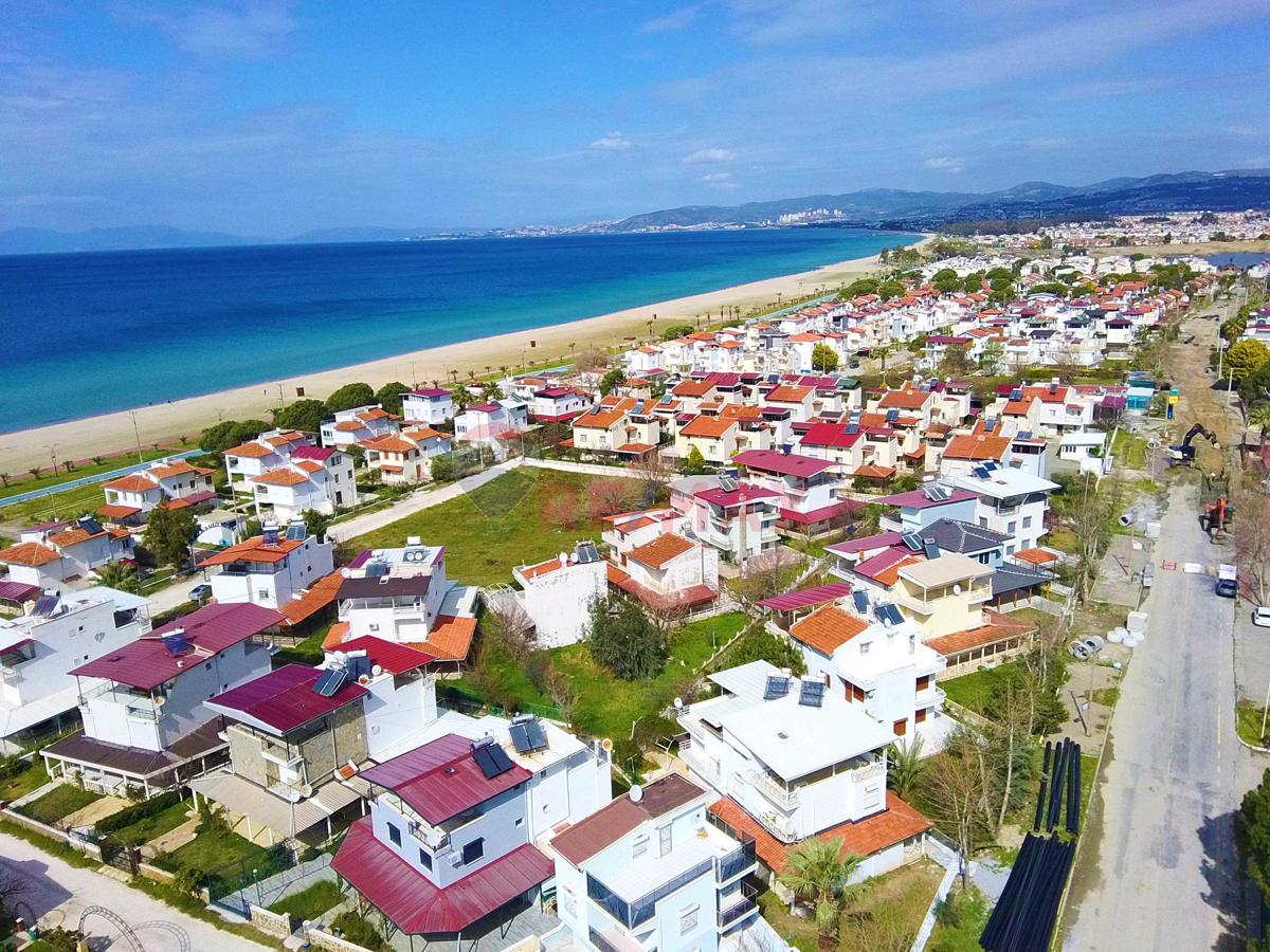 KUŞADASI GÜZELÇAMLI'DA DENİZE 50MT VİLLA İMARLI ARSA