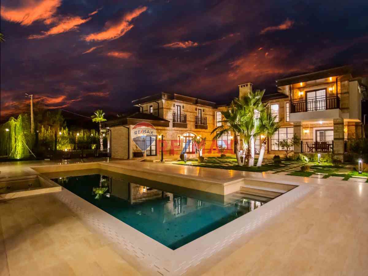 KUŞADASINDA 9165 M2 ARSA IÇINDE ULTRALÜKS EMSALSIZ MALIKANE