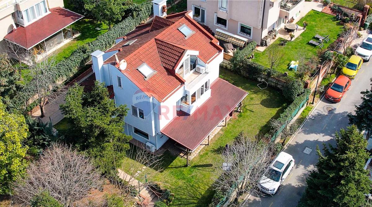 ÇEKMEKÖY VİLLA BELDE SİTESİ’NDE 6+3 SATILIK VİLLA