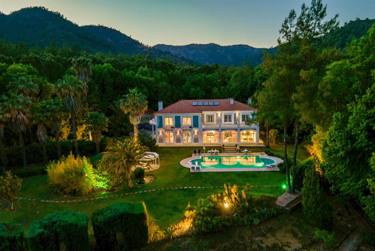 Marmaris Değirmenyanı Mev. 8.747 m2 Arsa içerisinde 6+2 Müştemilatlı ...