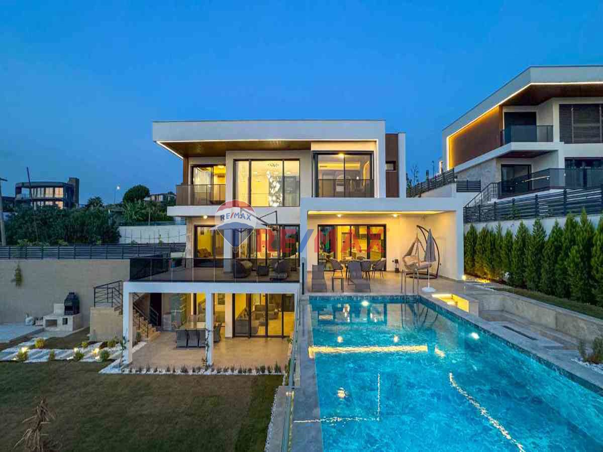 KUŞADASINDA 1000 M2 İÇİNDE PANAROMİK DENİZ MANZARALI MALİKANE