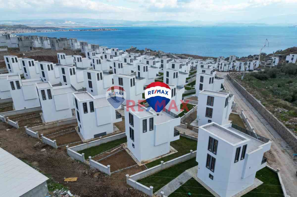 ÇANDARLI PEYKO SİTESİNDE DENİZ MANZARALI SATILIK SIFIR VİLLA