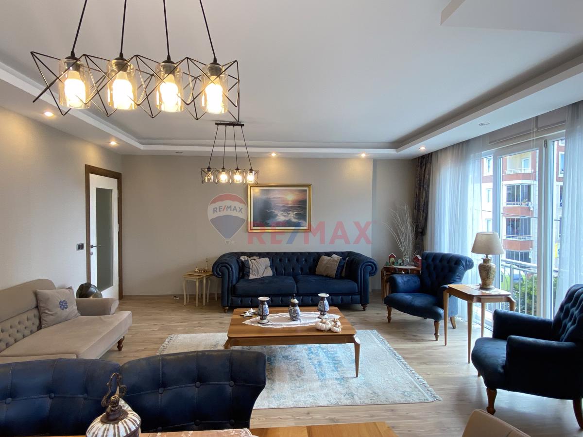 REMAX'TAN ADNAN KAHVECİ'DE KISA KATLI HAVUZLU SİTEDE ,GENİŞ 3+1