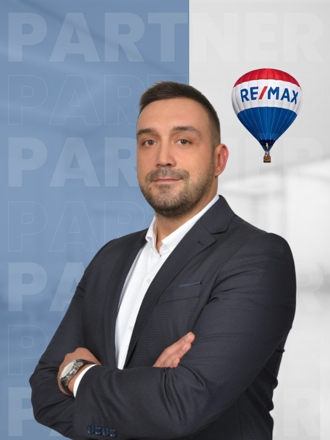 Emre Sezer RE/MAX Partner Real Estate Agent(RAPP)